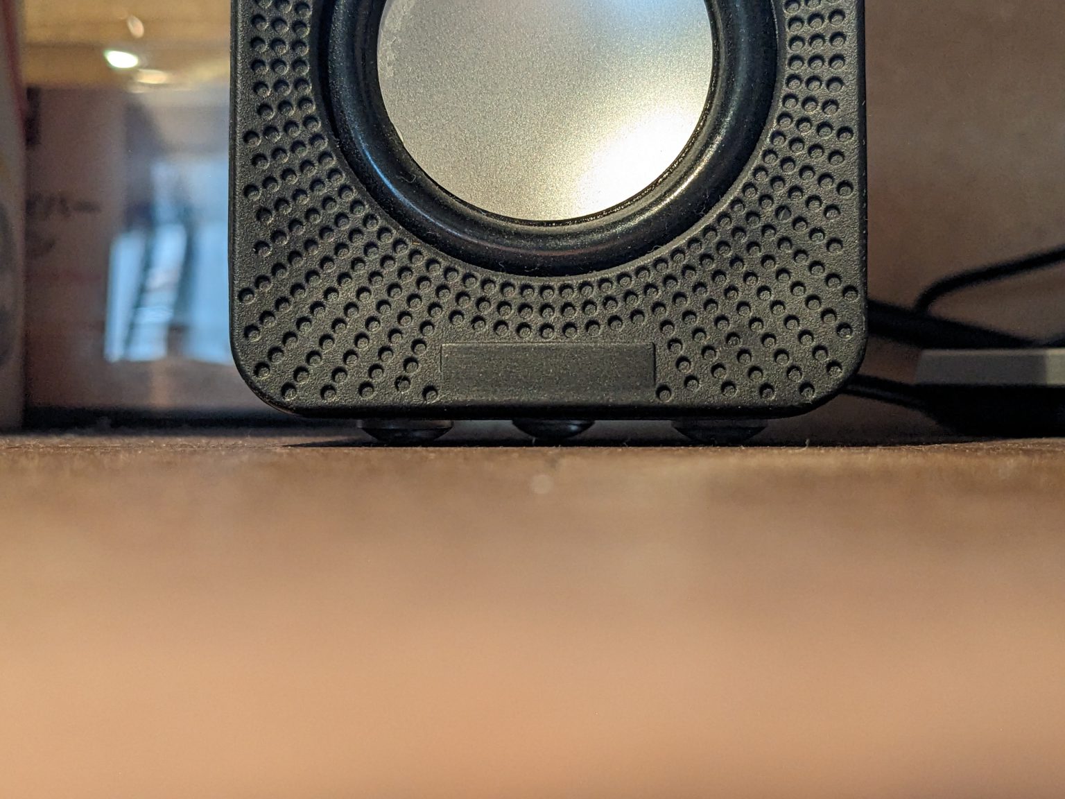 ダイソー300円スピーカーを高音質化。かんたん自作インシュレーター取り付け｜ウチログ★Uchilog.com